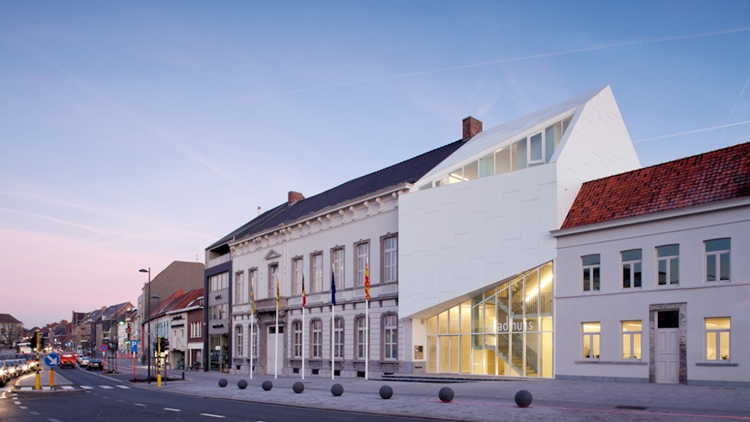 Wolkvormig gemeentehuis in Oostkamp - architectenweb.nl