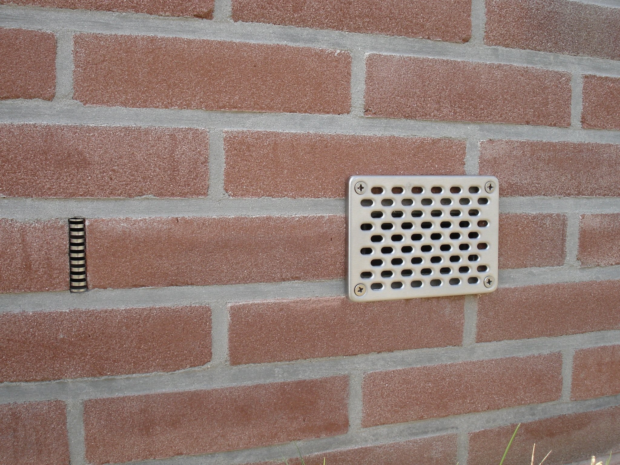 Tilmar BV | Gevel ventilatie met mooie RVS roosters - architectenweb.nl